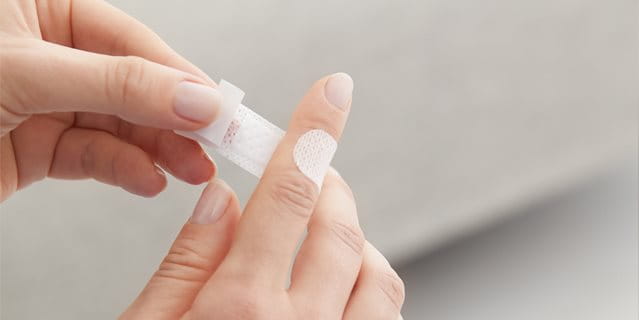 Pflaster ohne Schmerzen entfernen | Hansaplast